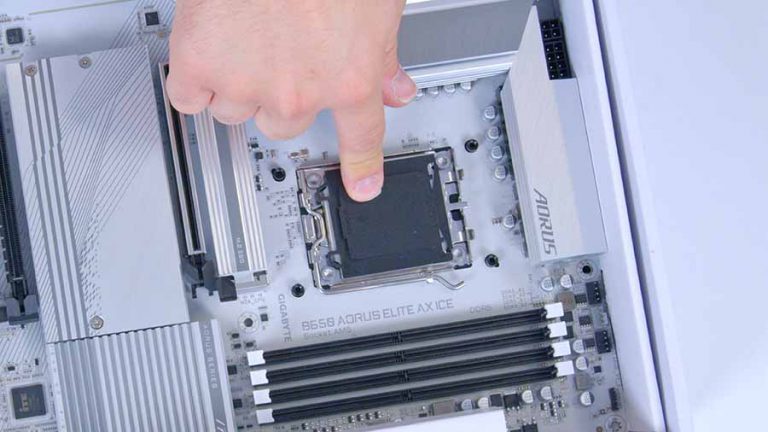 The Best White Mid-Range Gaming PC Build Guide - GeekaWhat